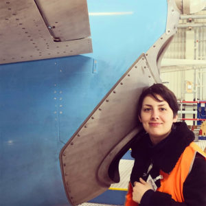 Mujer quiere casarse con un avión porque asegura estar enamorada de él