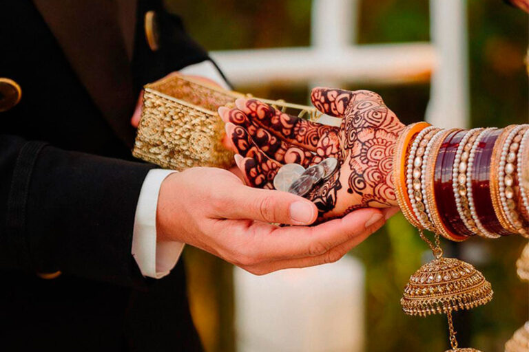 Arras de boda: el significado e historia de un vínculo de compromiso Arras de boda: el significado e historia de un vínculo de compromiso